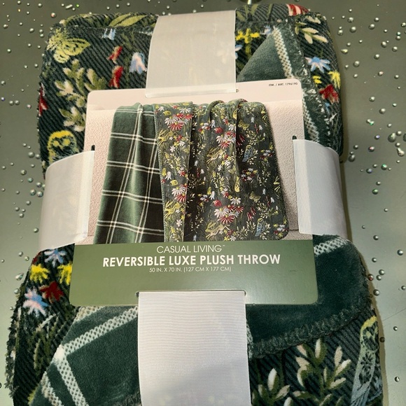 Casual Living | Bedding | Casual Living Reversible Luxe Plush Throw ...